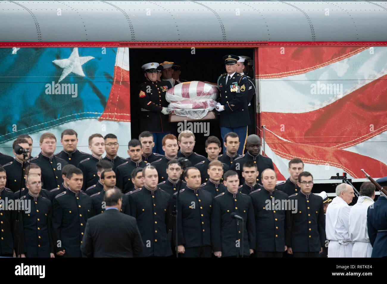 Military funeral casket flag hi-res stock photography and images - Alamy