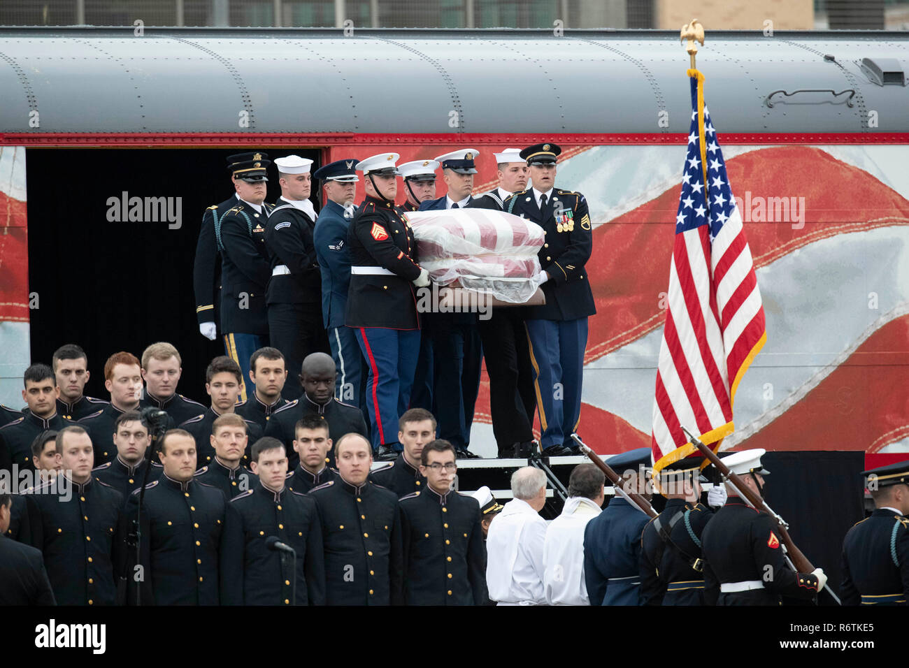 Military funeral casket flag hi-res stock photography and images - Alamy
