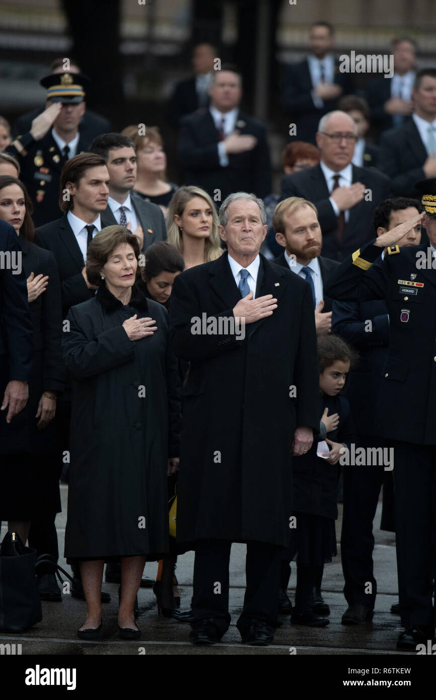 Former Pres. George W. Bush, wife Laura, and other family members stand ...