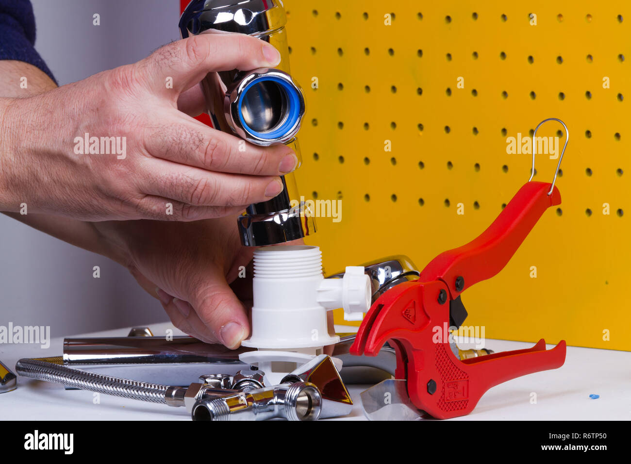 Fix pipes hi-res stock photography and images - Alamy