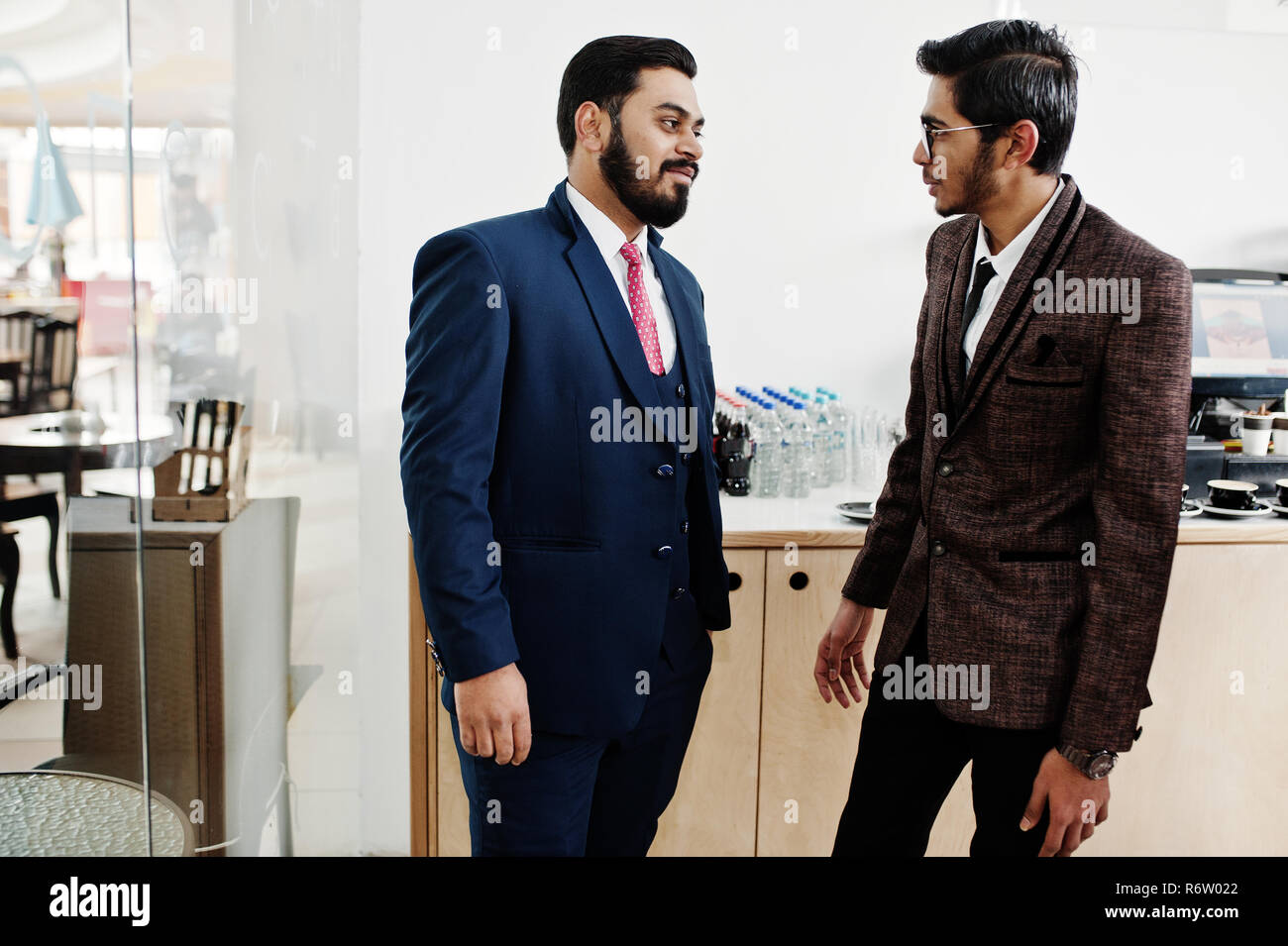 Two people in suits discuss hi-res stock photography and images - Alamy