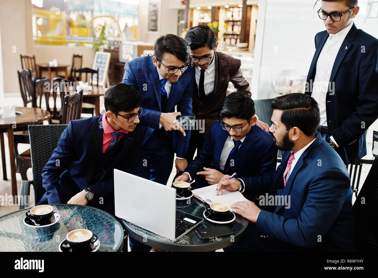 India collaborative team work hi-res stock photography and images - Alamy
