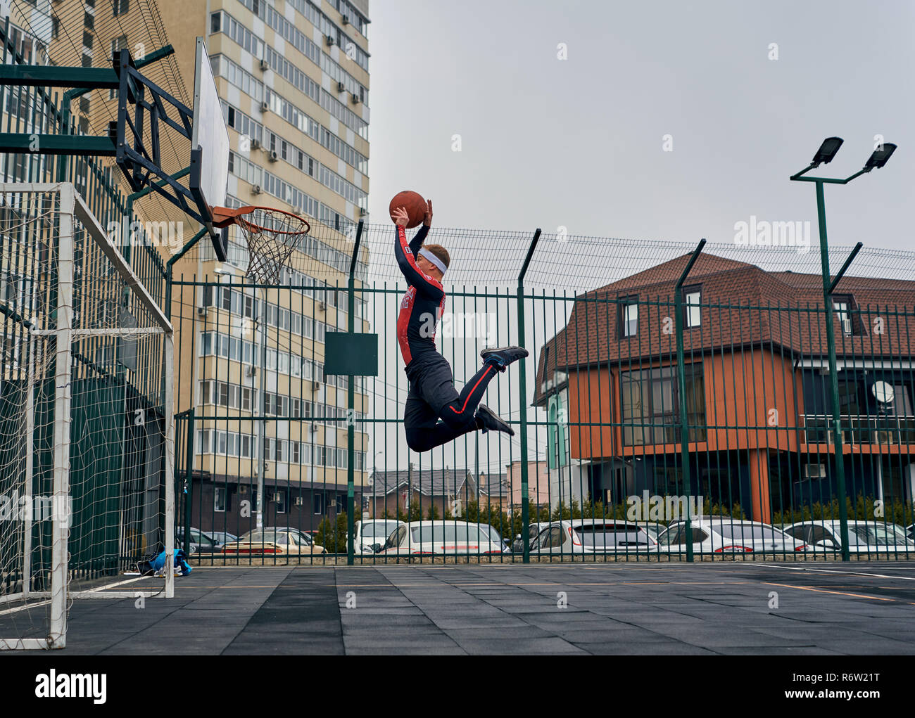 Kids playing basketball outside hi-res stock photography and images - Alamy