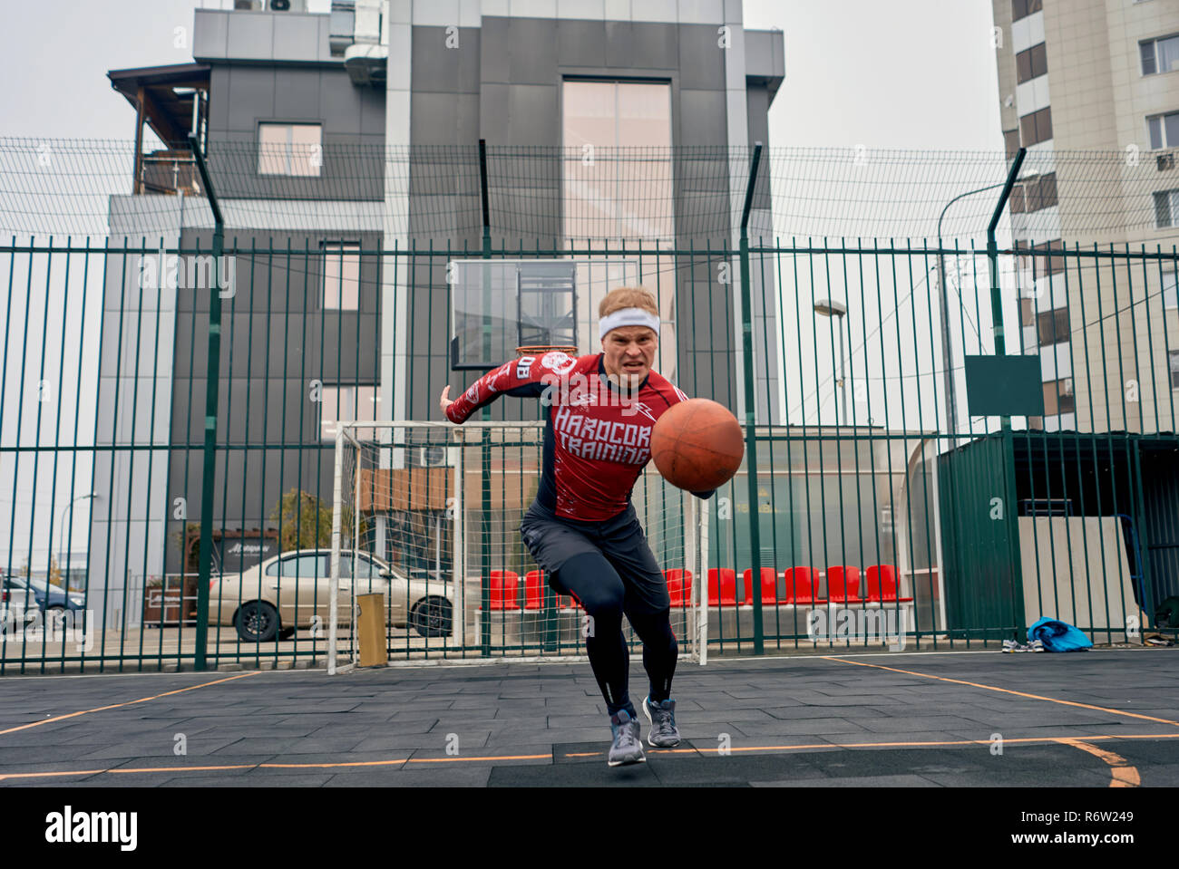 Kids playing basketball outside hi-res stock photography and images - Alamy