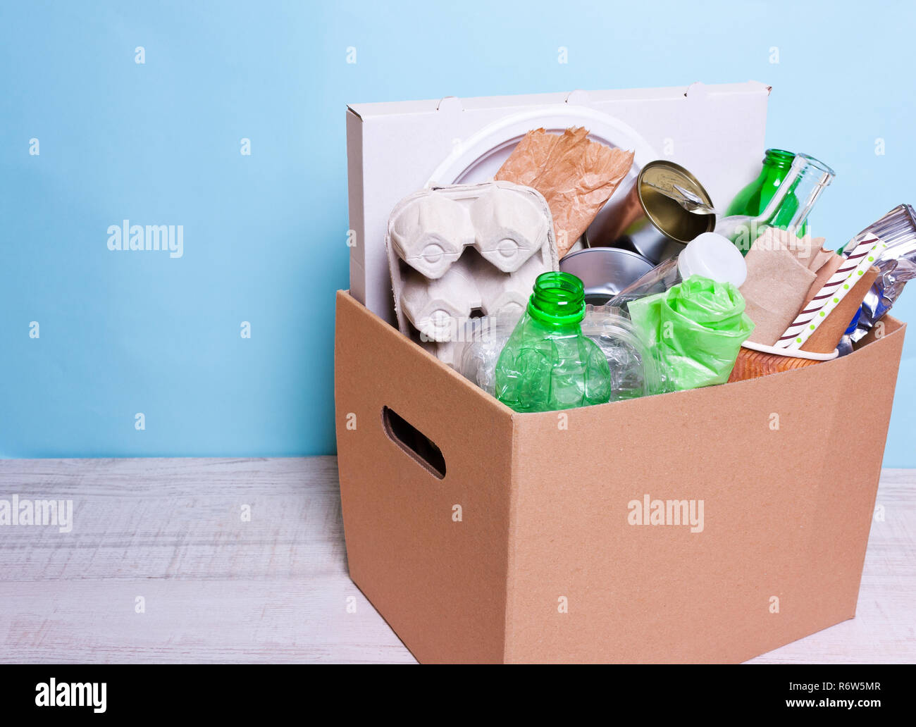 Garbage cans house hi-res stock photography and images - Alamy