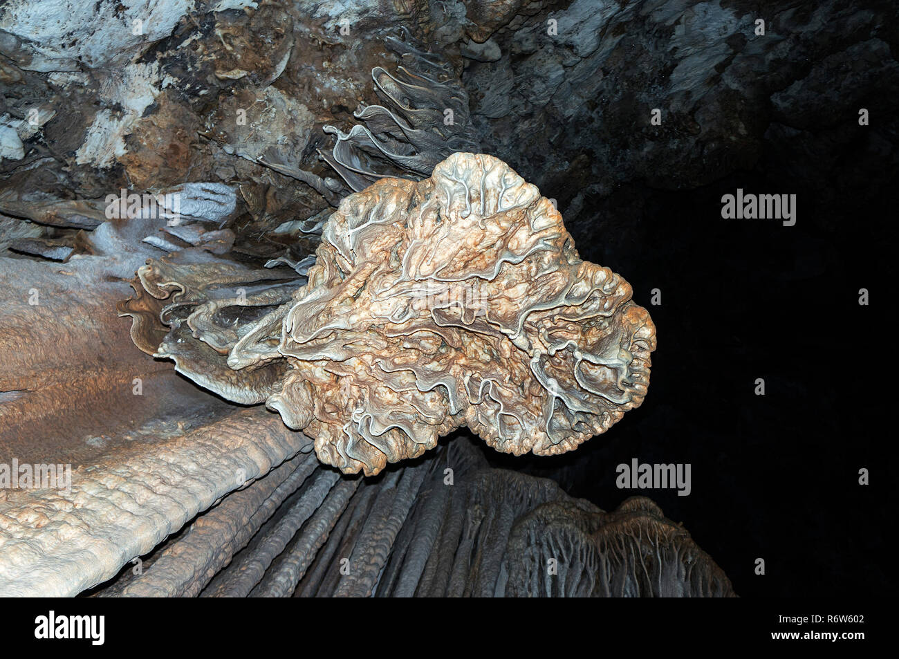 devil cave state park stalagmites underground formations limestone ...