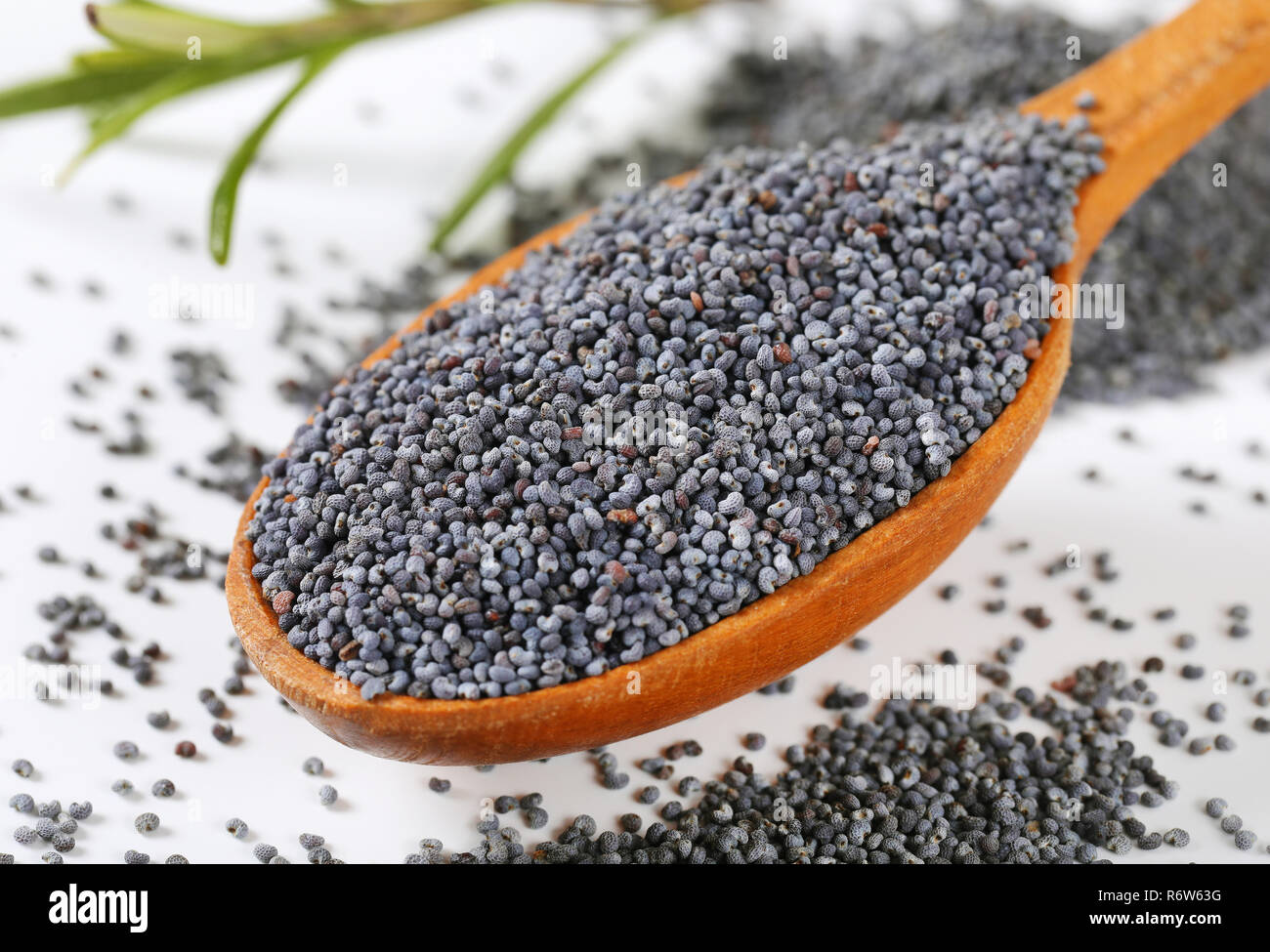 whole poppy seeds Stock Photo - Alamy