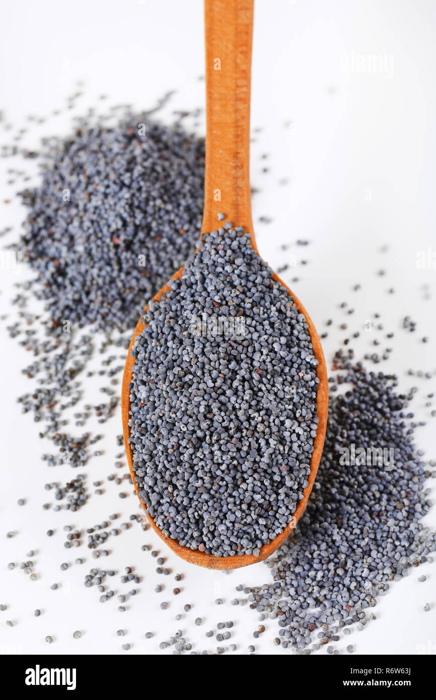 whole poppy seeds Stock Photo - Alamy