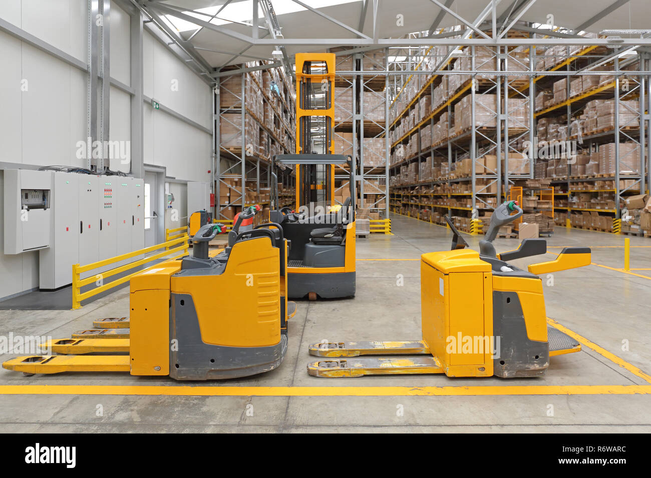 Electric pallet truck hi-res stock photography and images - Alamy