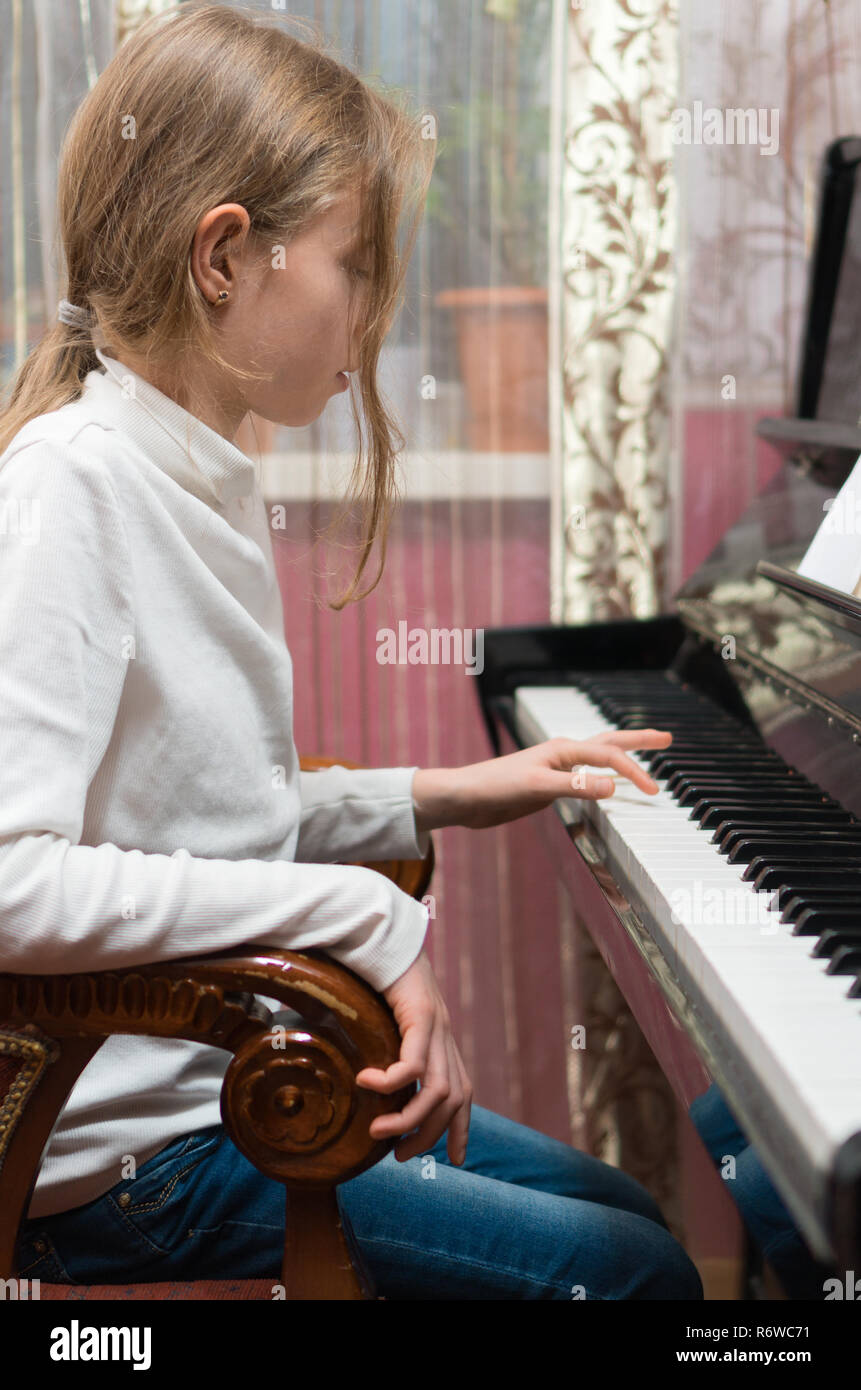Little girl learning to play the piano Stock Photo - Alamy
