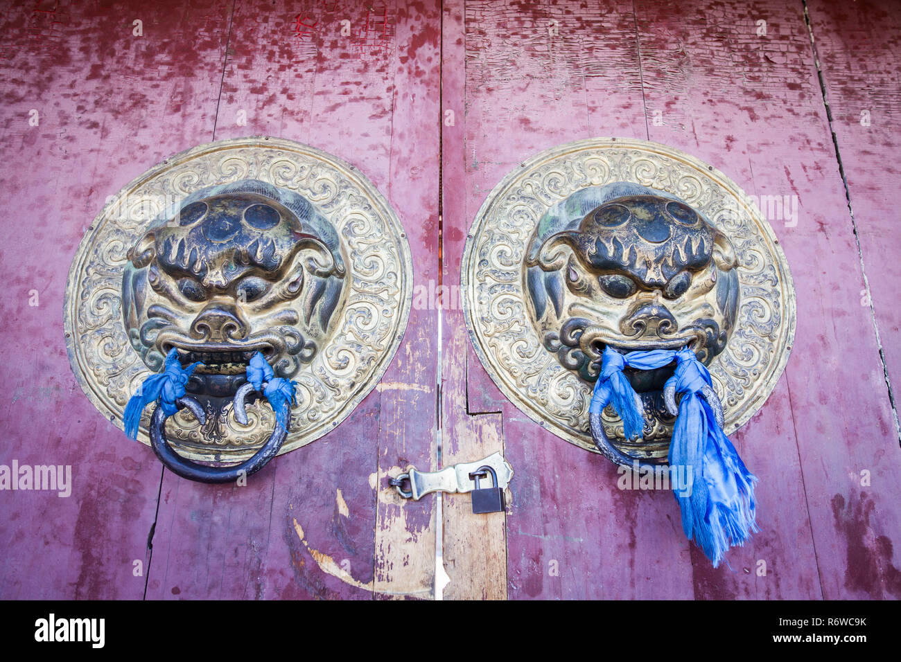 Buddhist temple door Stock Photo - Alamy