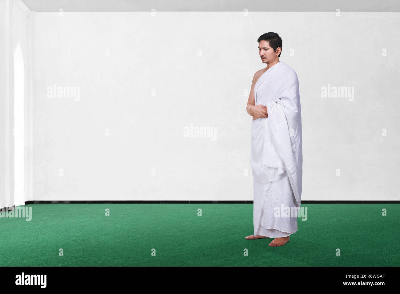 Handsome asian muslim man with ihram clothes praying Stock Photo - Alamy