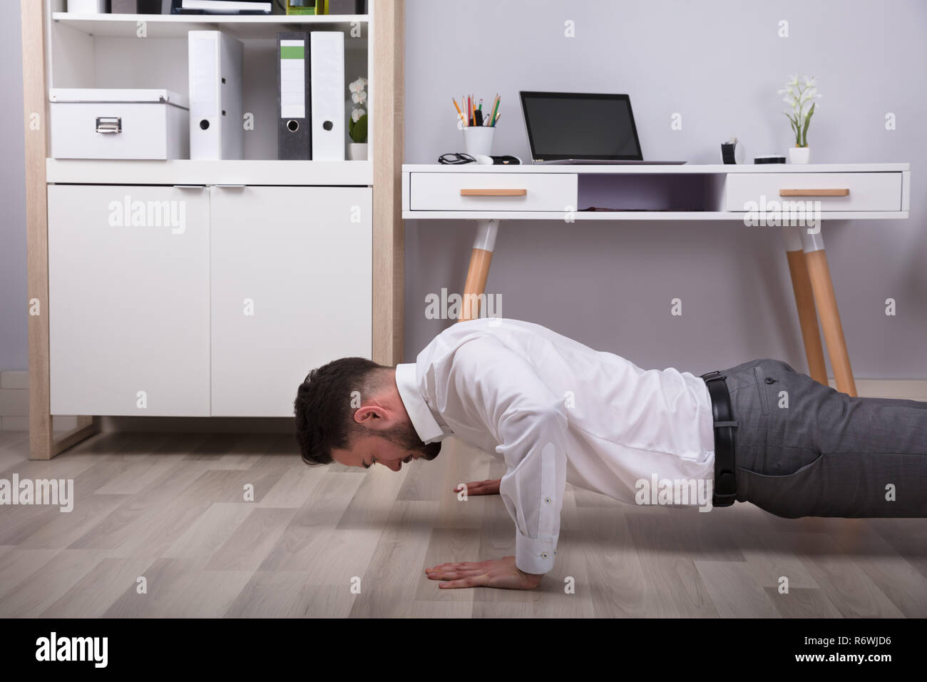 Chair workout pushup hi-res stock photography and images - Alamy