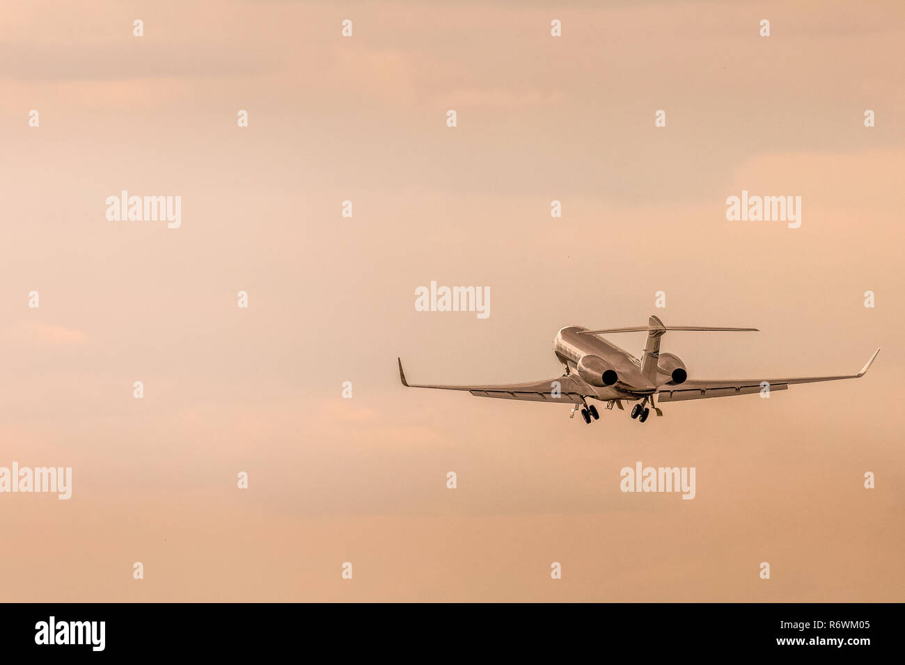Plane taking off sunset hi-res stock photography and images - Alamy