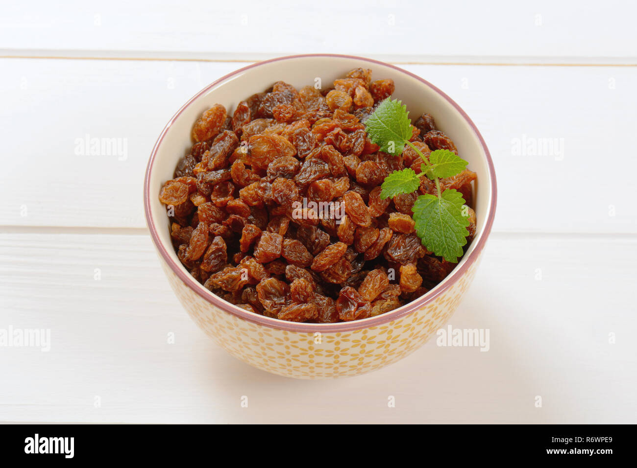 bowl of sweet raisins Stock Photo - Alamy