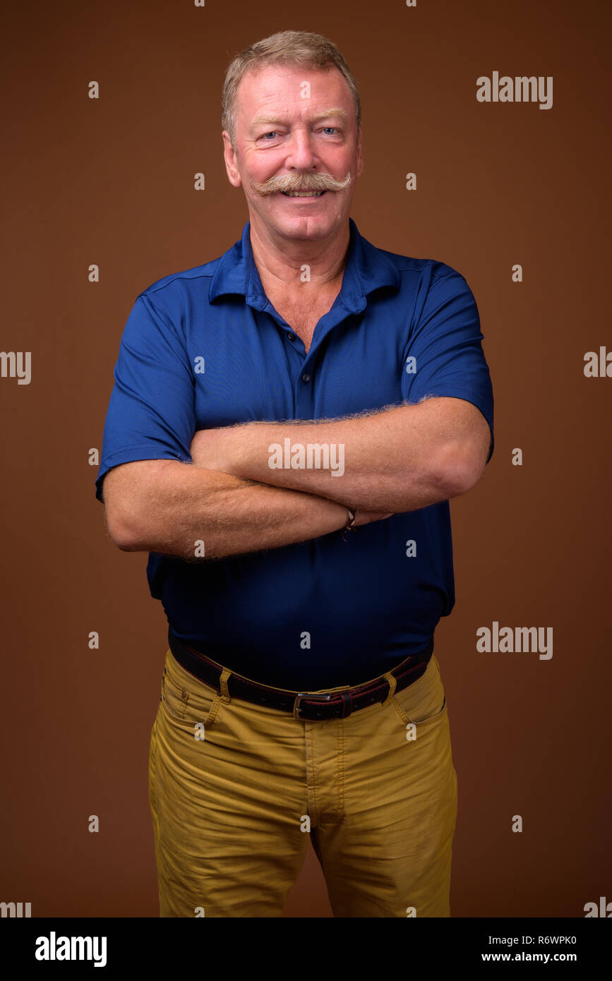 Mature male arms crossed hi-res stock photography and images - Alamy