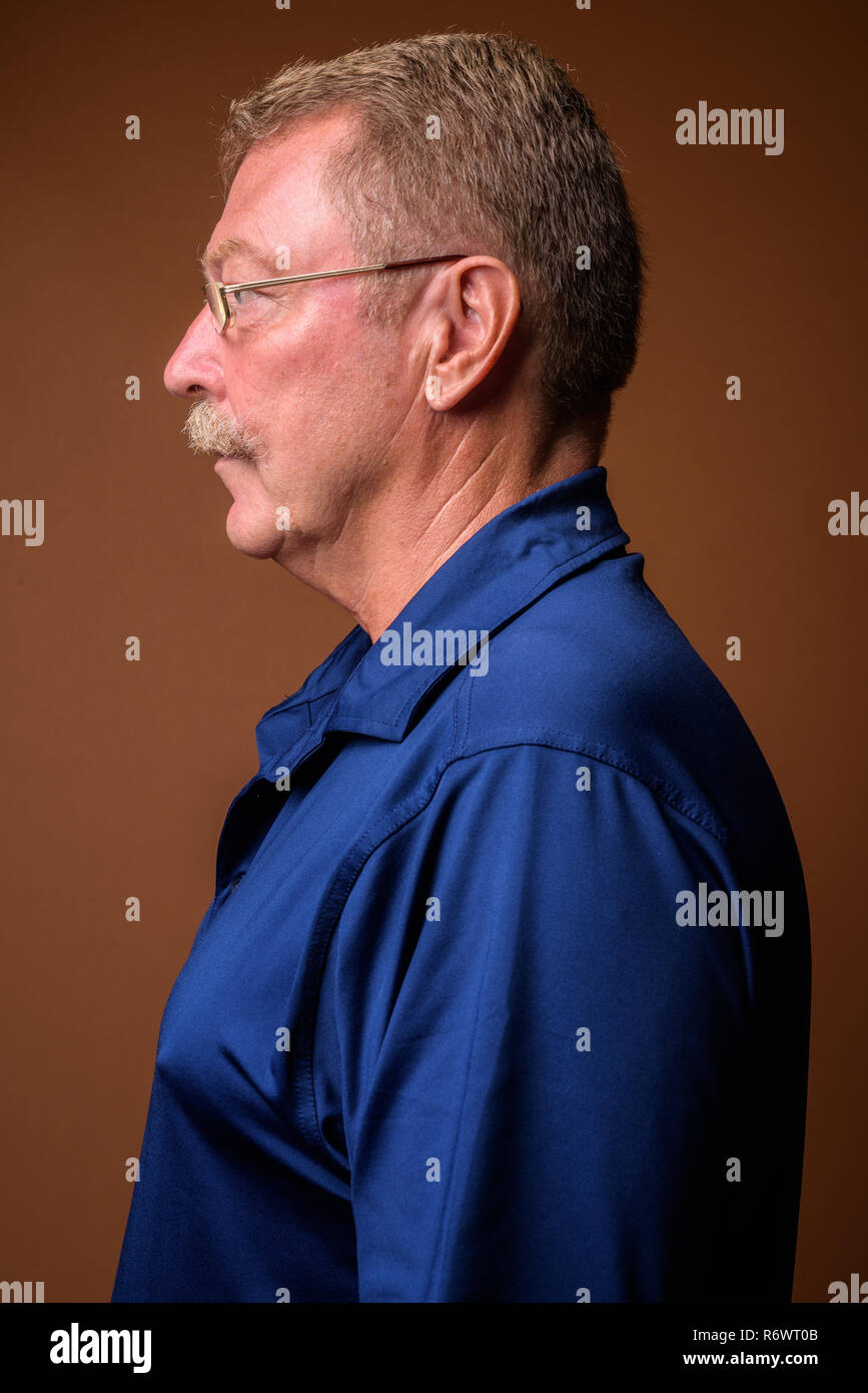 Old man profile portrait hi-res stock photography and images - Alamy