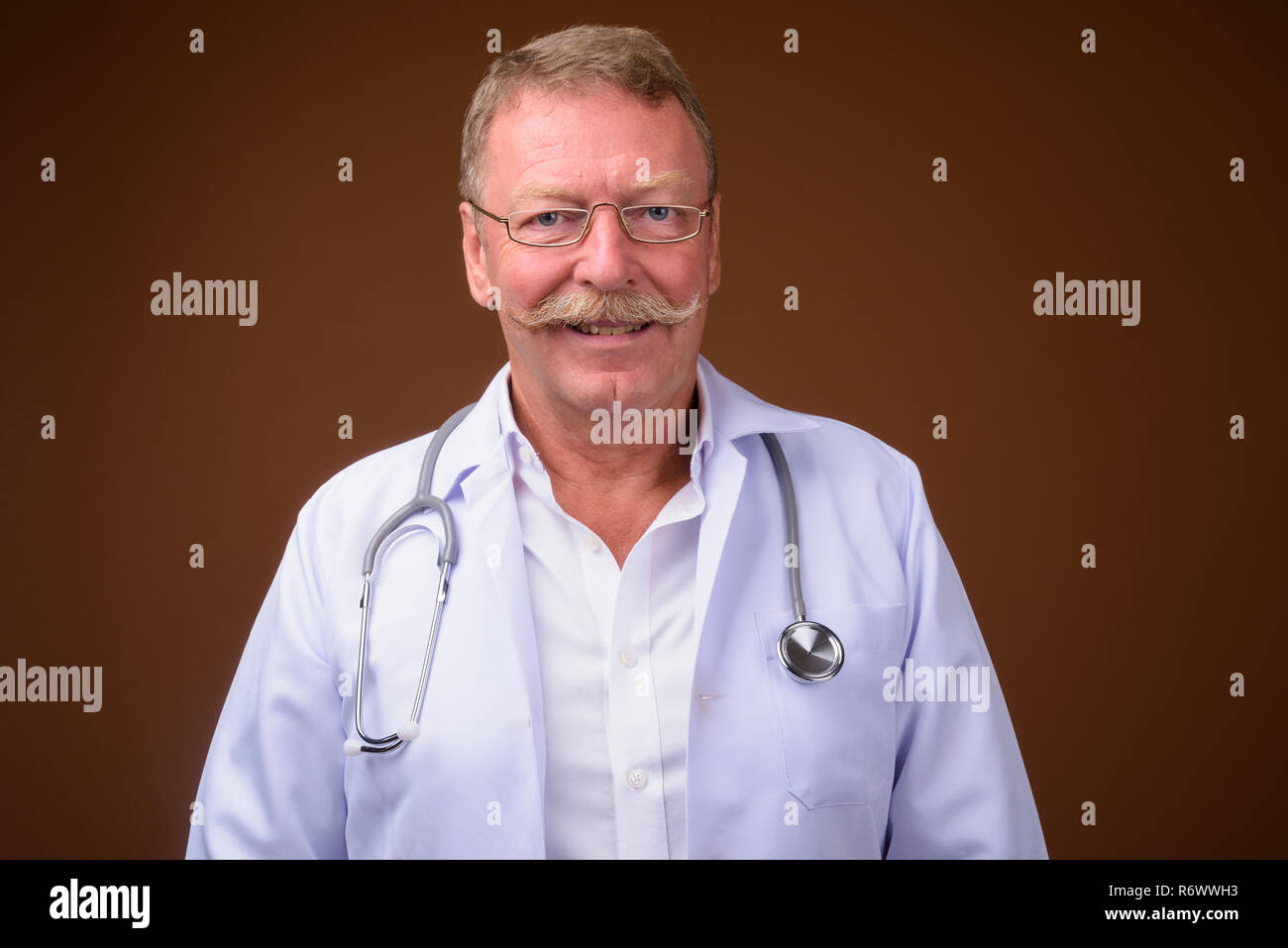 Portrait cheerful senior old doctor hi-res stock photography and images ...