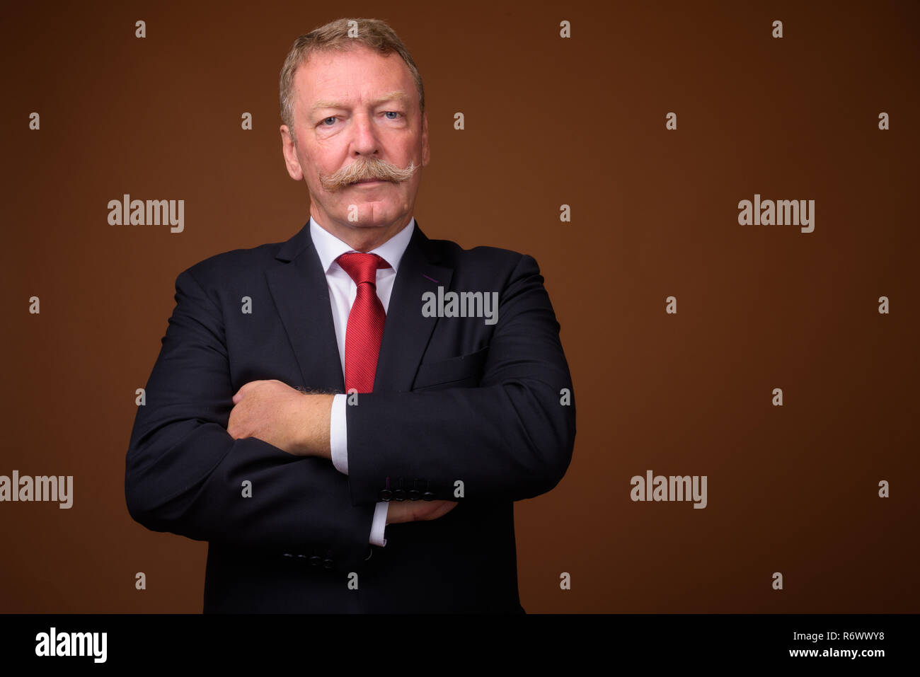 Man wearing suit with crossed arms hi-res stock photography and images ...