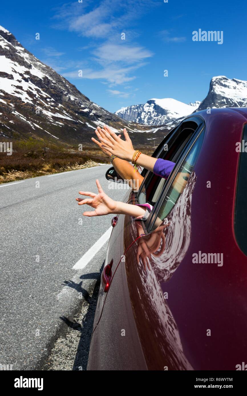 Children peering hi-res stock photography and images - Alamy
