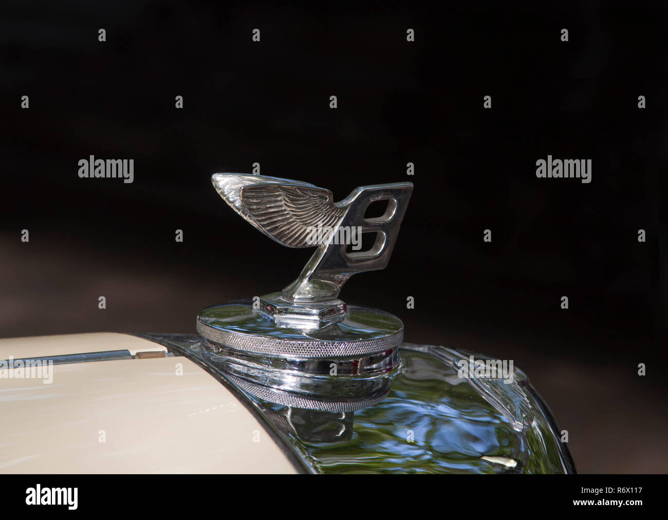 Bentley winged "B" badge bonnet (hood) ornament Stock Photo - Alamy