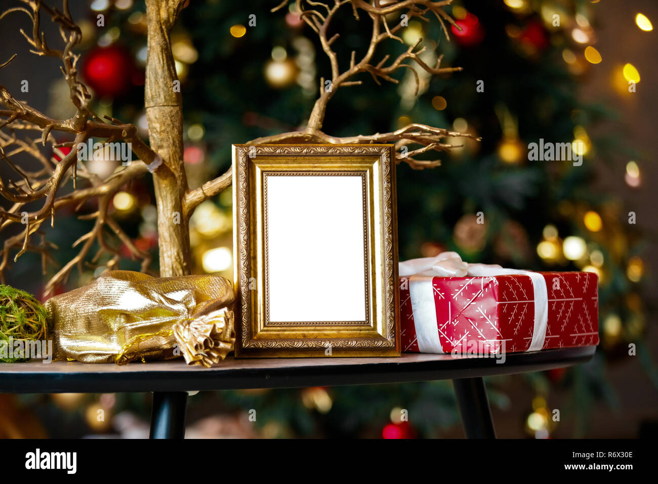 Empty photo frame hi-res stock photography and images - Alamy