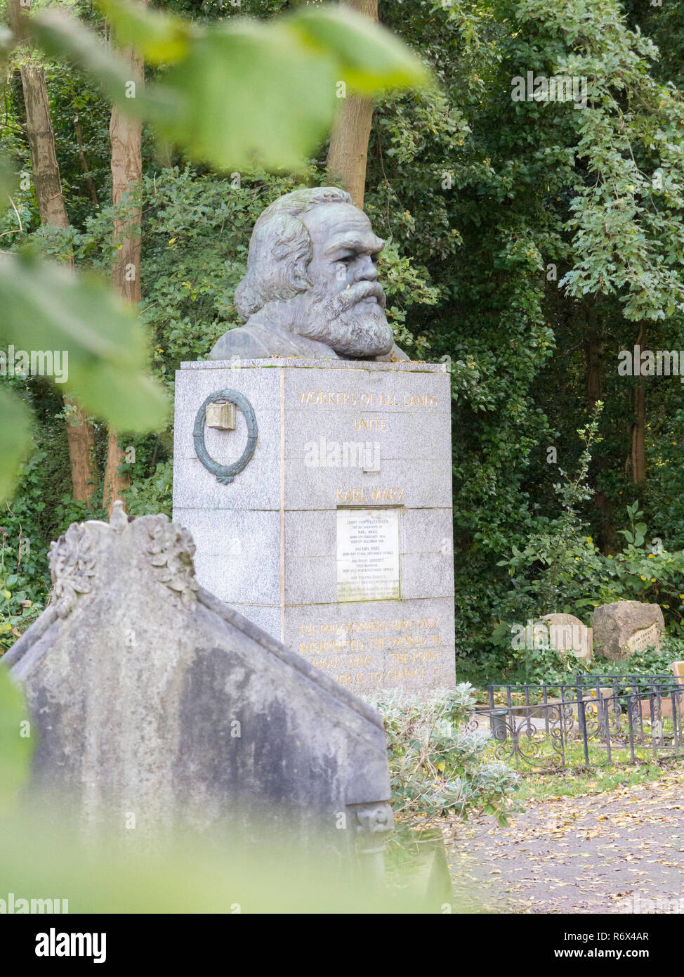 Karl marx grave highgate cemetery hi-res stock photography and images ...