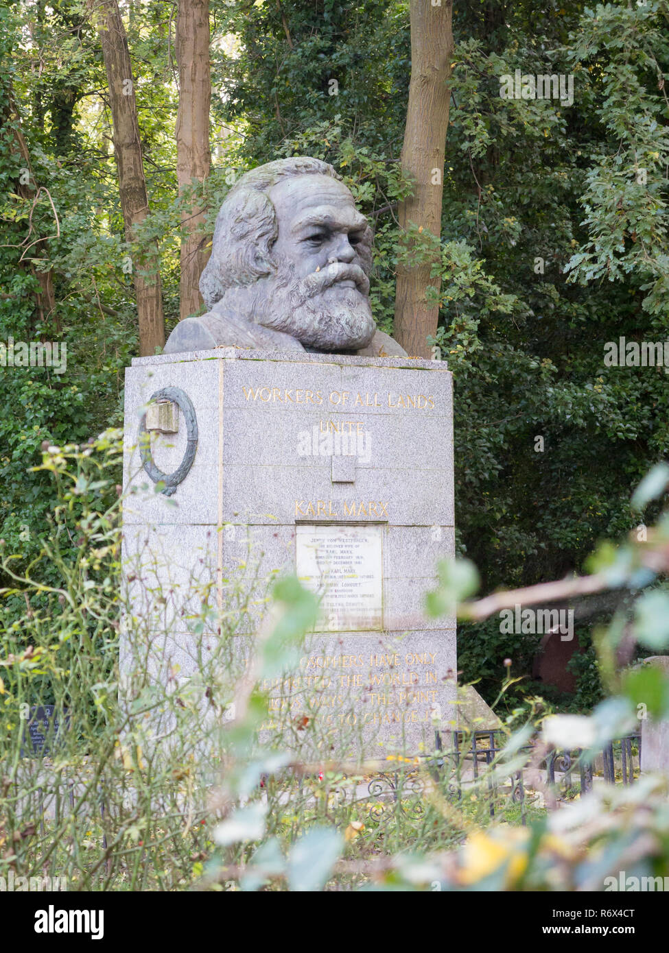 Grave of Karl Marx with bust, Highgate cemetery, London, England Stock ...