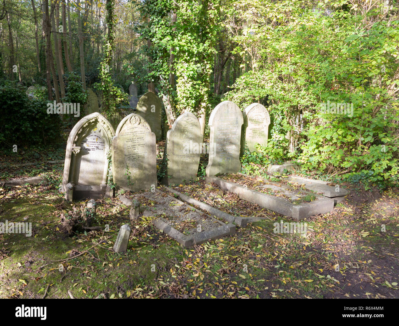Headstone highgate cemetery hi-res stock photography and images - Alamy