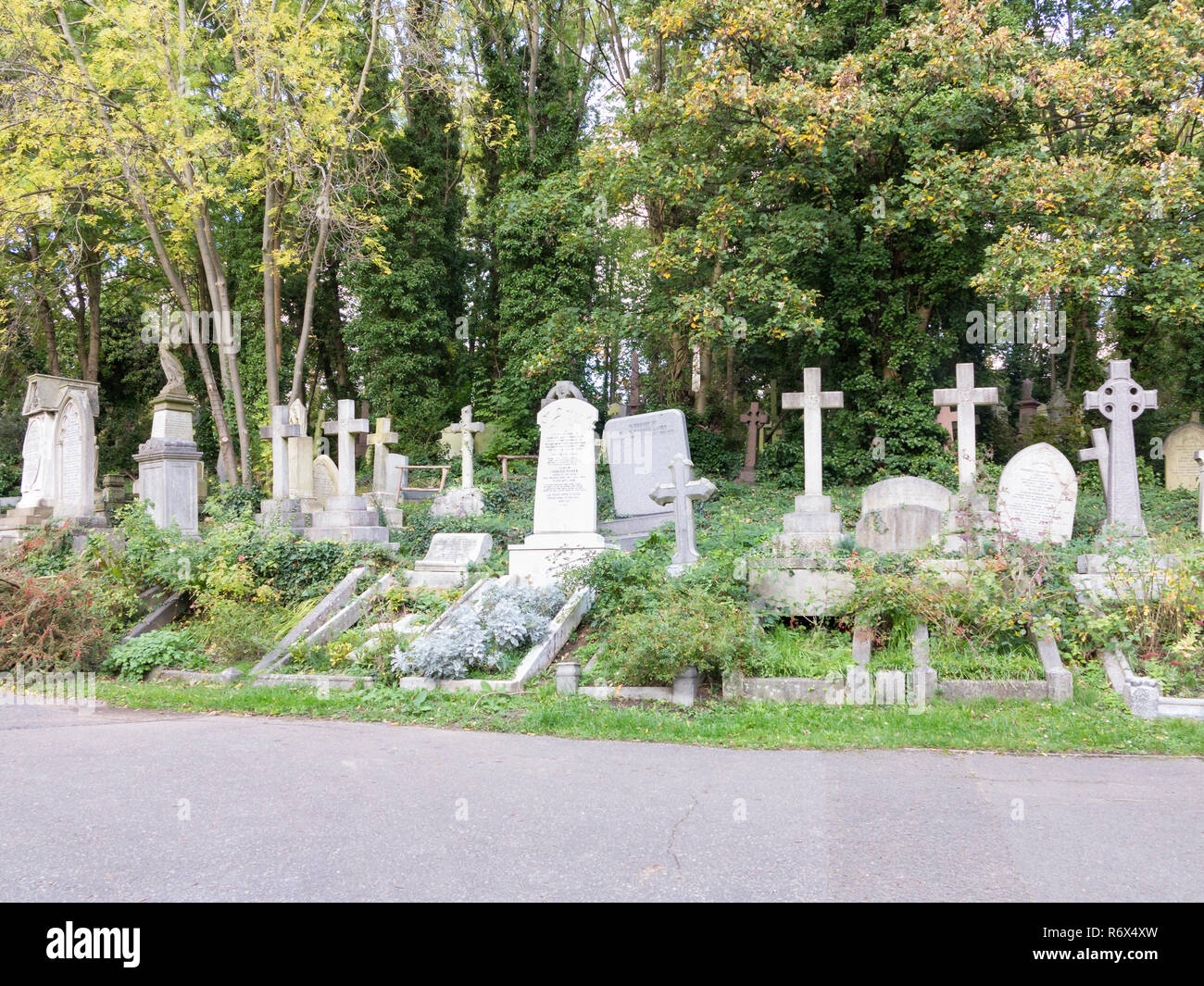 Headstone highgate cemetery hi-res stock photography and images - Alamy
