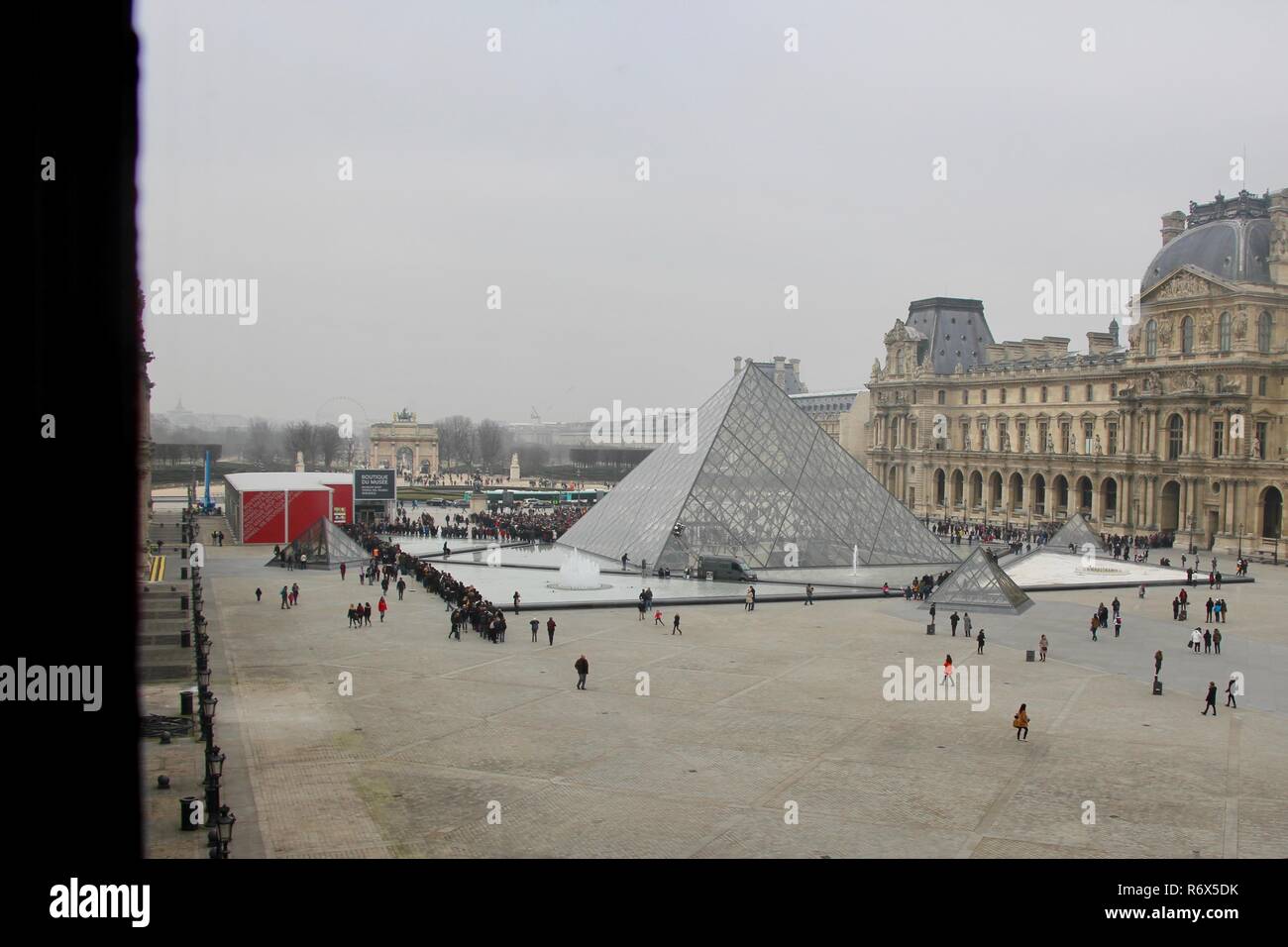 Beautiful facade of the louvre palace in paris at night hi-res stock ...