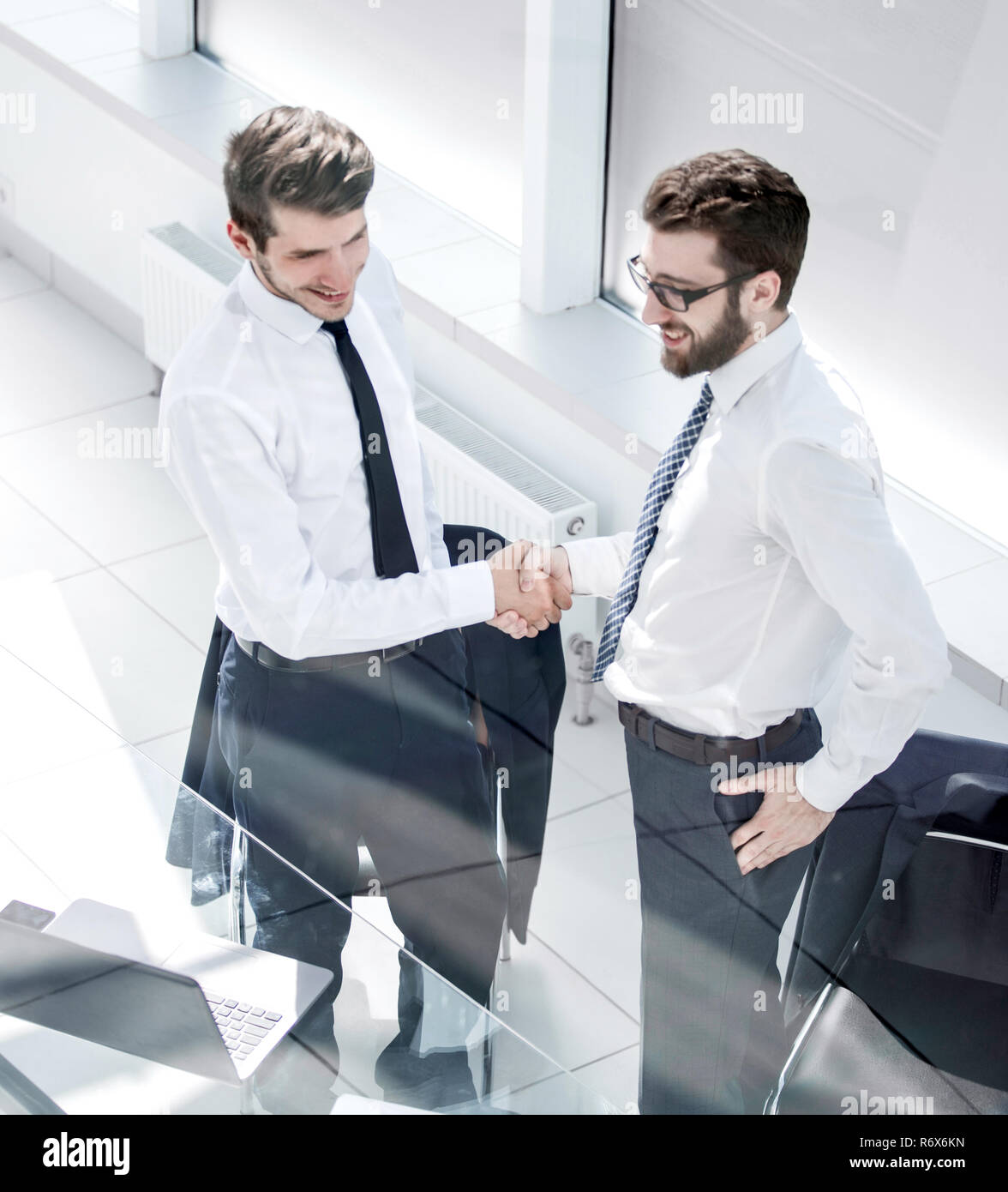 welcome handshake business people in the office Stock Photo - Alamy