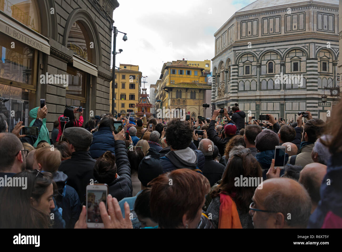 Horizontal view of crowds watching the Easter festival in Florence ...