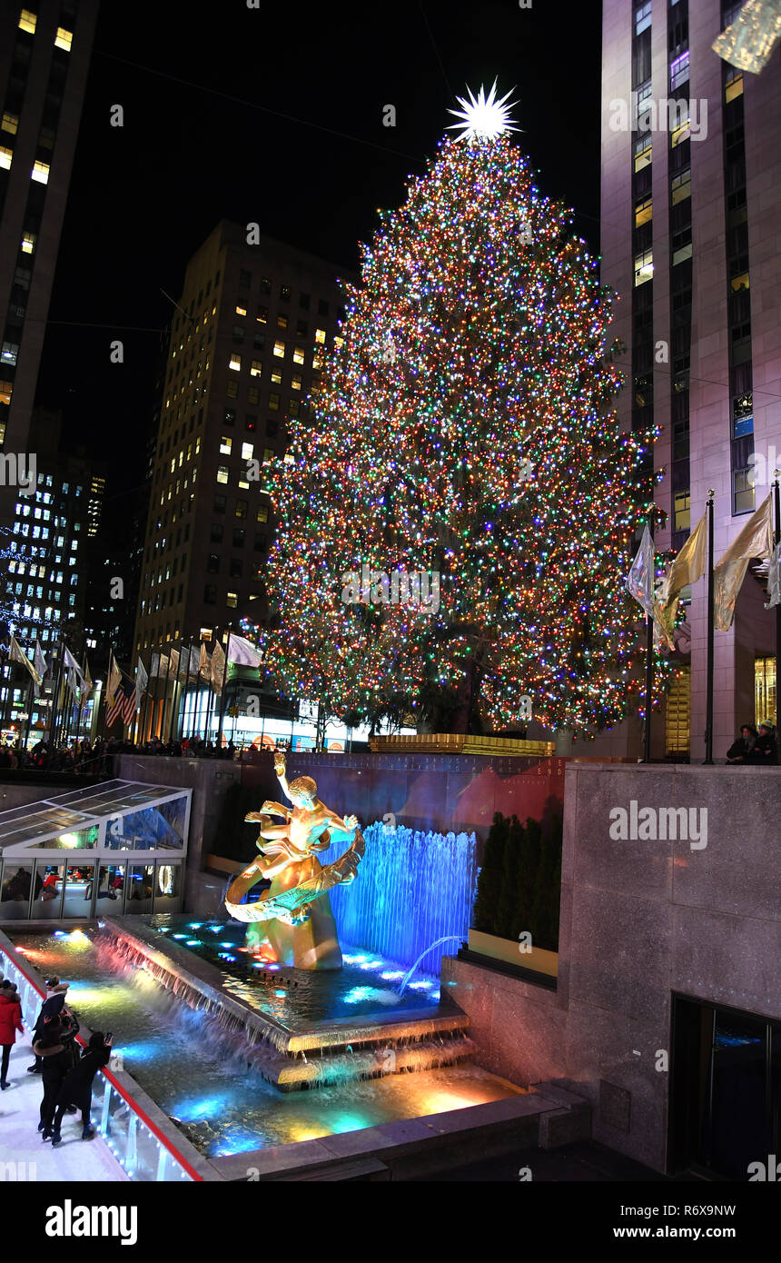 NEW YORK - DECEMBER 4, 2018: The famous Rockefeller Center Christmas ...