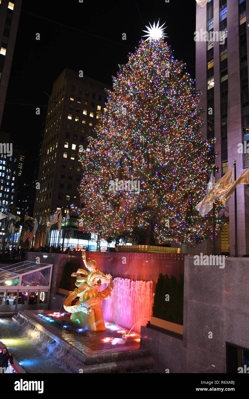 NEW YORK - DECEMBER 4, 2018: The famous Rockefeller Center Christmas ...