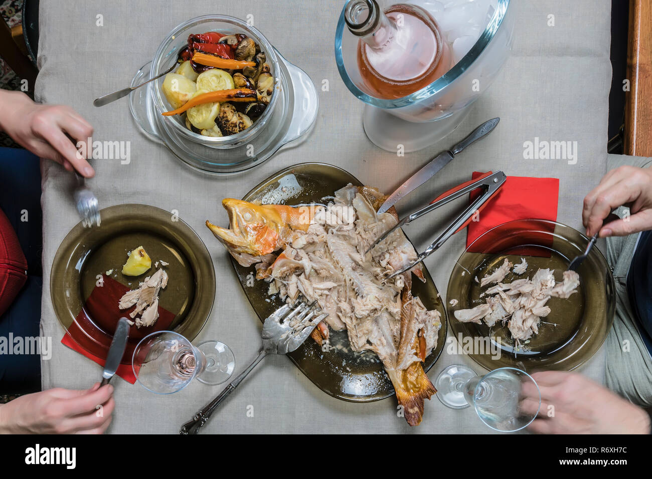 Two people eating fish hi-res stock photography and images - Alamy
