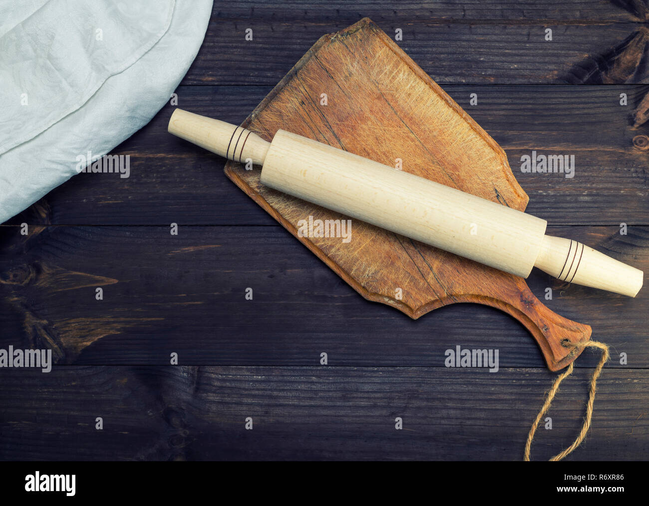 wooden rolling pin and kitchen cutting board Stock Photo - Alamy