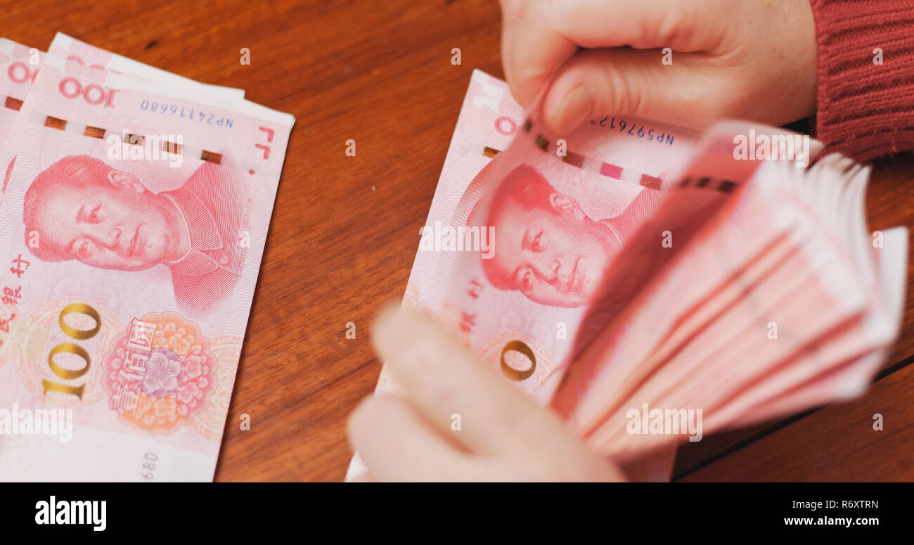 Counting the number of RMB by hand Stock Photo - Alamy