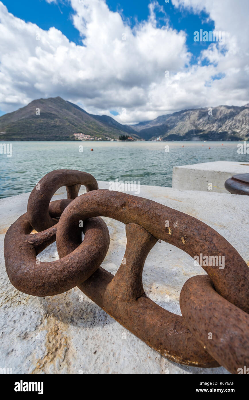Large rusty chain link Stock Photo - Alamy