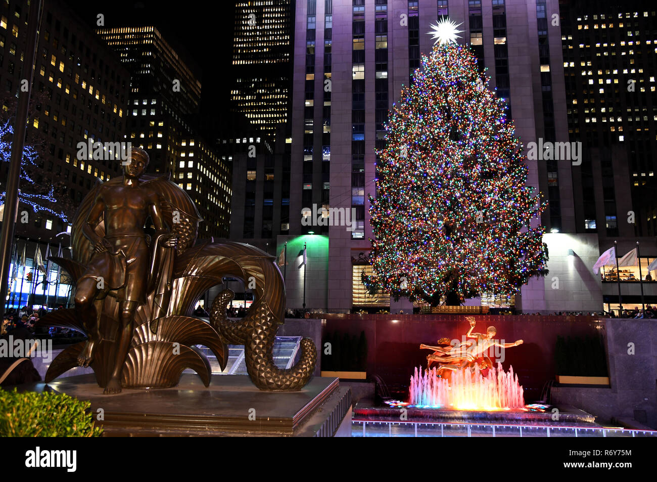 NEW YORK - DECEMBER 4, 2018: The famous Rockefeller Center Christmas ...