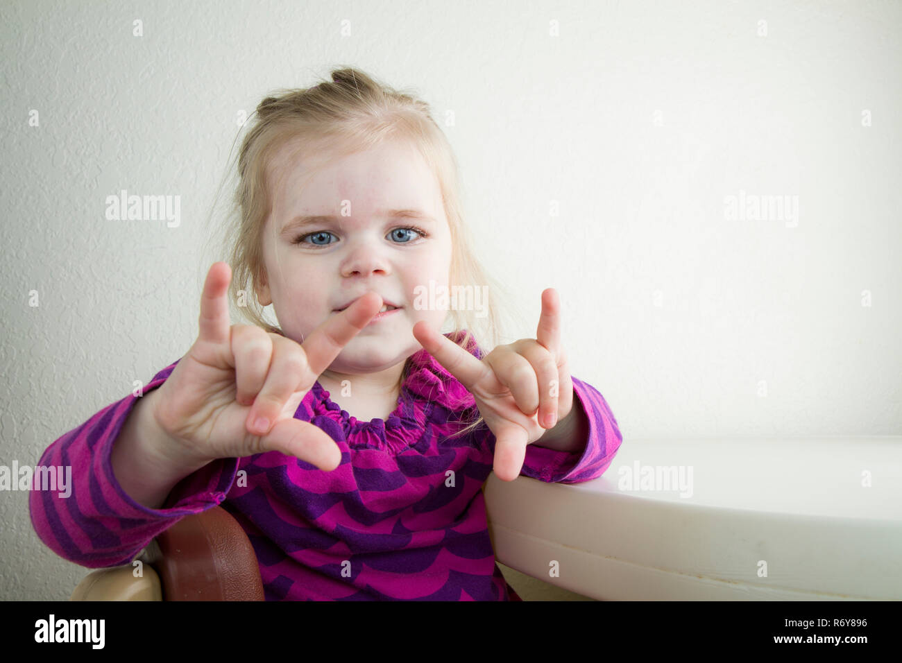 Teens talk sign language hi-res stock photography and images - Alamy
