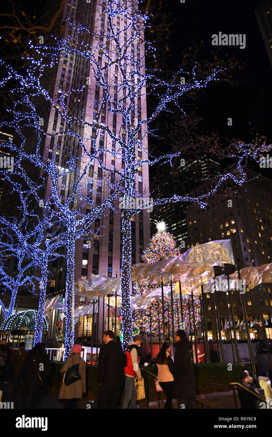 NEW YORK - DECEMBER 4, 2018: The famous Rockefeller Center Christmas ...