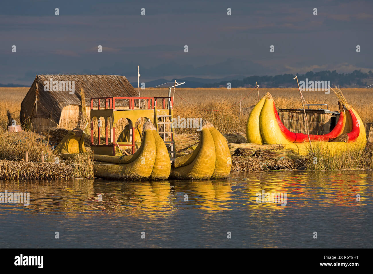 Isla lago lodge hi-res stock photography and images - Alamy