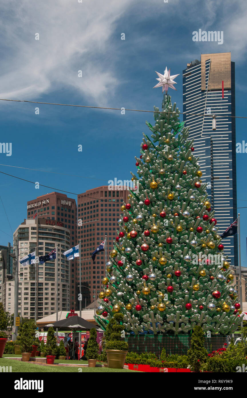 Melbourne square melbourne skyline hi-res stock photography and images ...