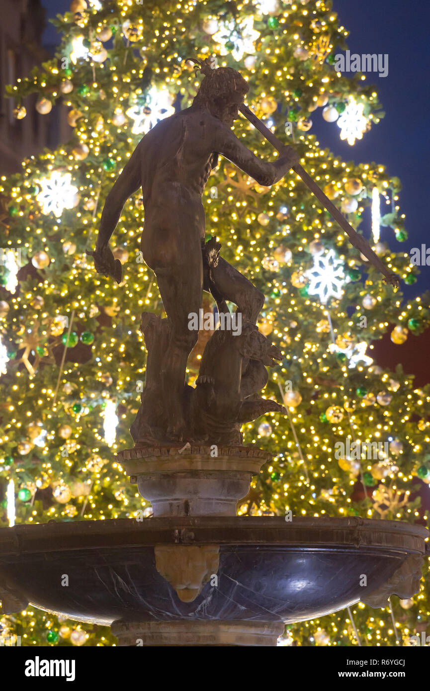 Neptunes fountain christmas tree hi-res stock photography and images ...