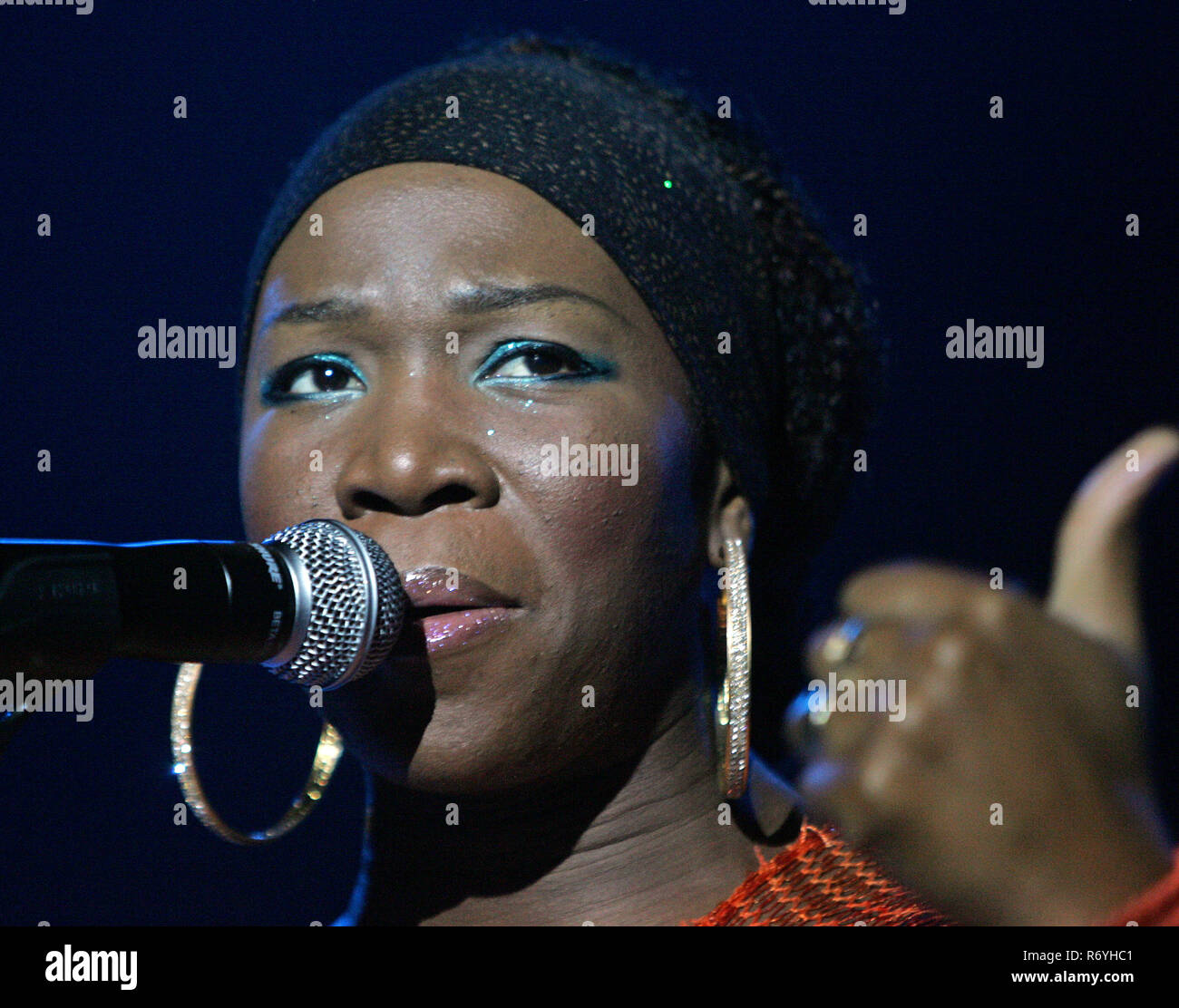Singer india arie hi-res stock photography and images - Alamy