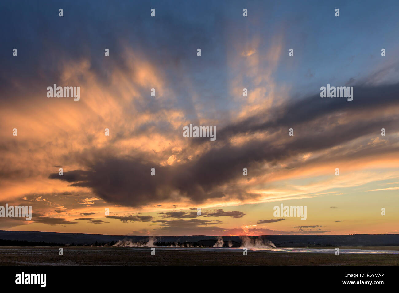 Yellowstone national park sunset hi-res stock photography and images ...