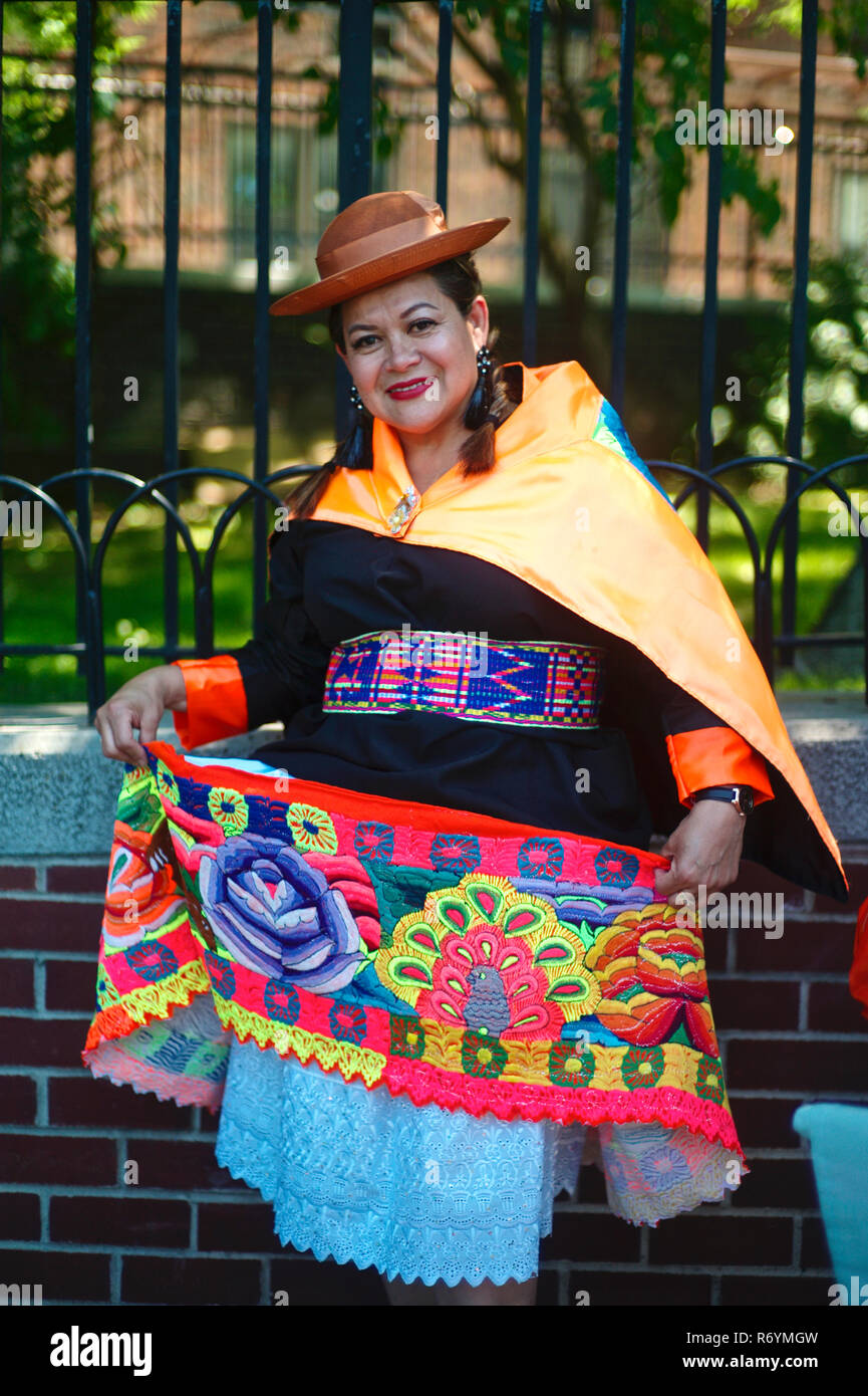 Traditional Peruvian attire Stock Photo - Alamy