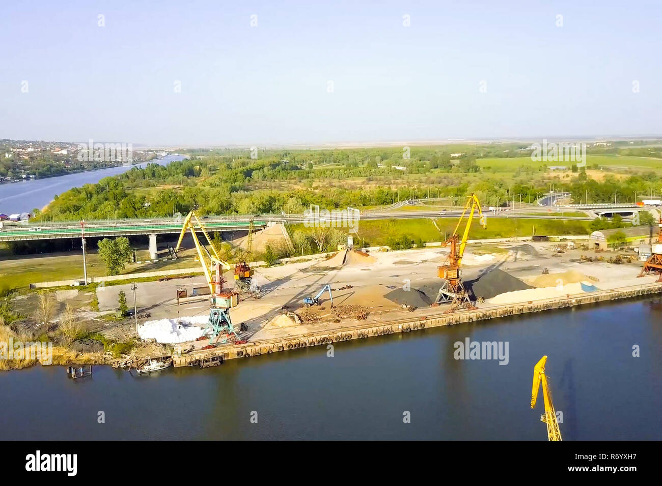 Crane boxes building city hi-res stock photography and images - Alamy