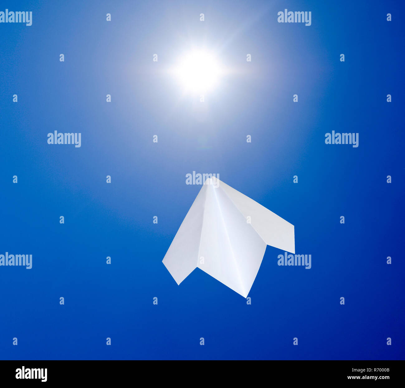 Airplane flying towards sun hi-res stock photography and images - Alamy